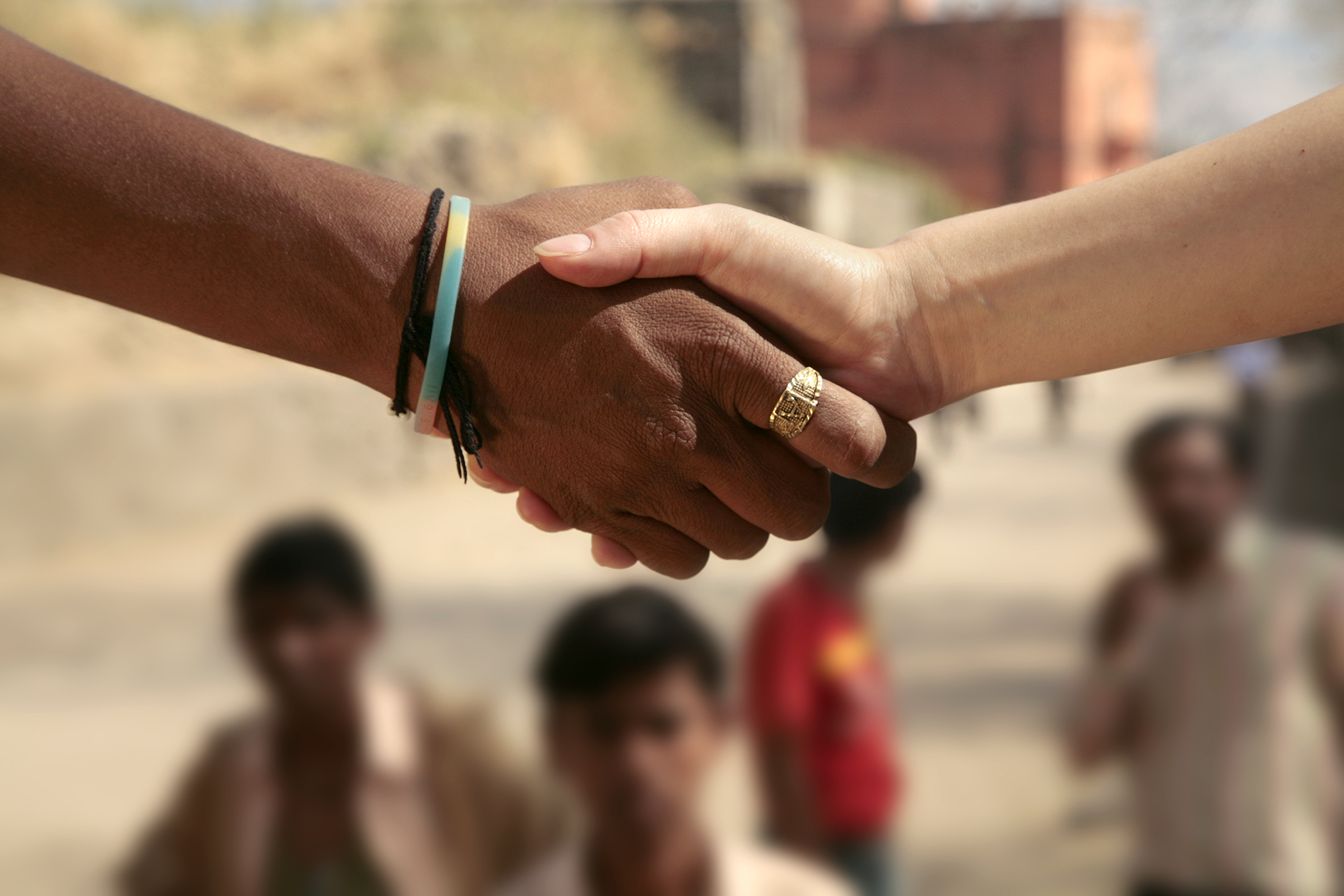 Deze veelgebruikte handgebaren betekenen iets heel anders in het ...