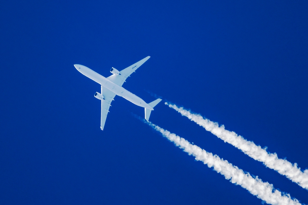 Waardoor ontstaan de witte strepen achter een vliegtuig? - MAX vakantieman
