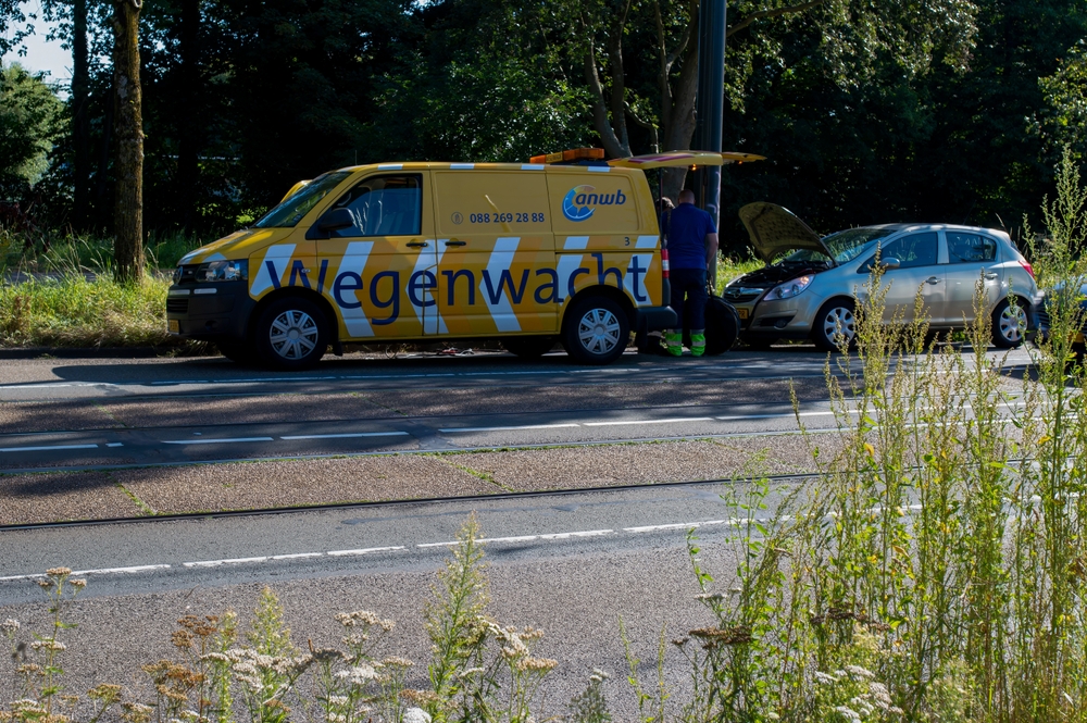 Kun je bij pech onderweg beter de ANWB bellen of digitaal melding maken ...