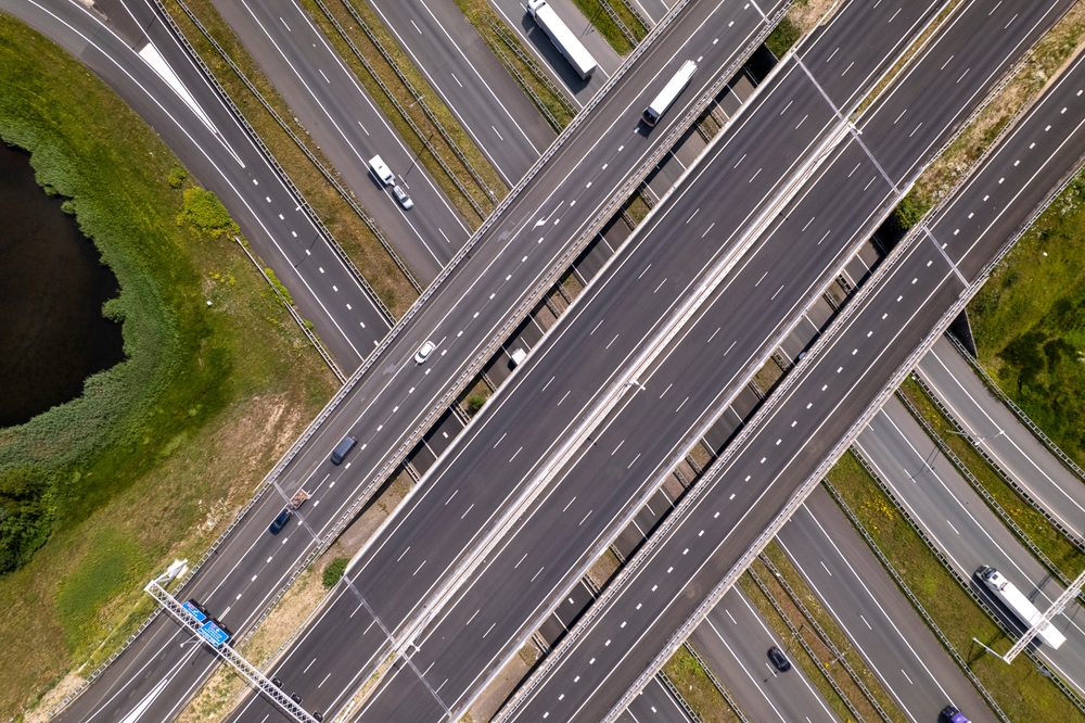 Wat is het verschil tussen een rijbaan en een rijstrook? - MAX vakantieman