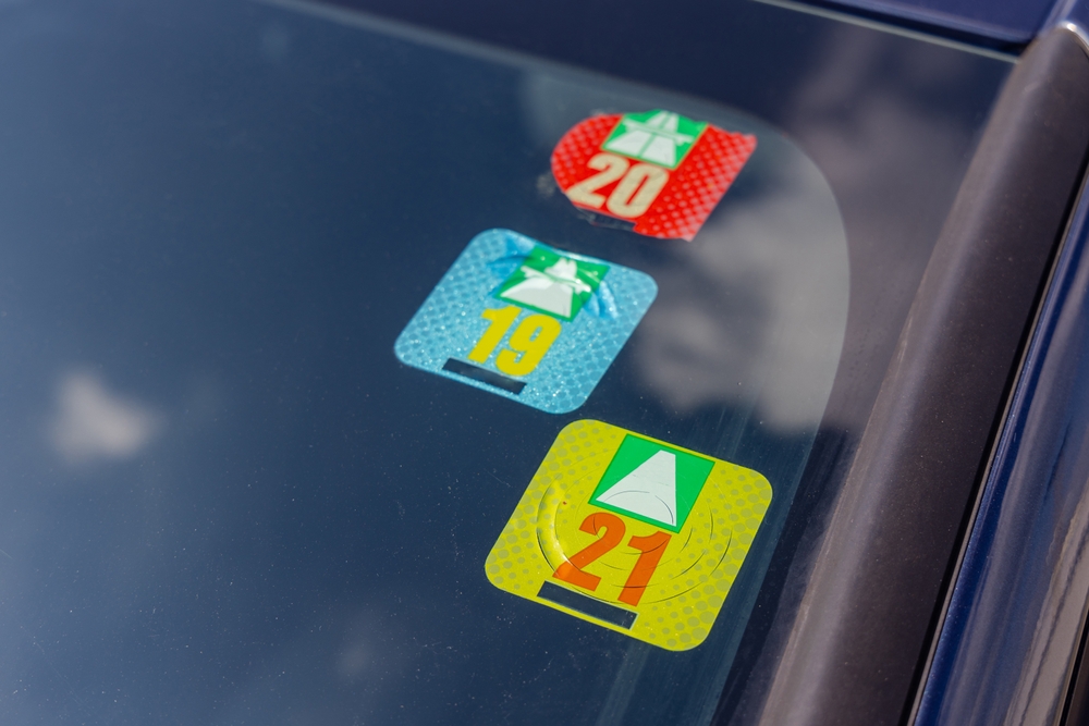 Hoeveel vignetten of milieustickers mogen op een auto? En moet een ...